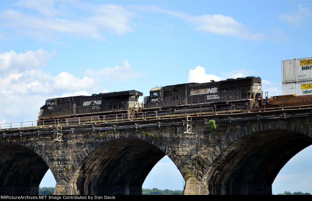 NS ES40DC 7663 and NS SD70 2545 lead 22W over the Rockville Bridge